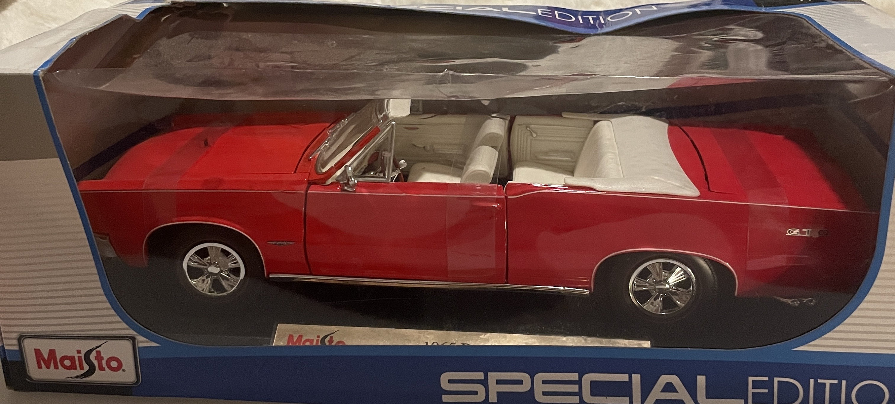 Maisto 1965 Pontiac GTO Hurst Shifter Convertible 1:18 Scale Diecast ...