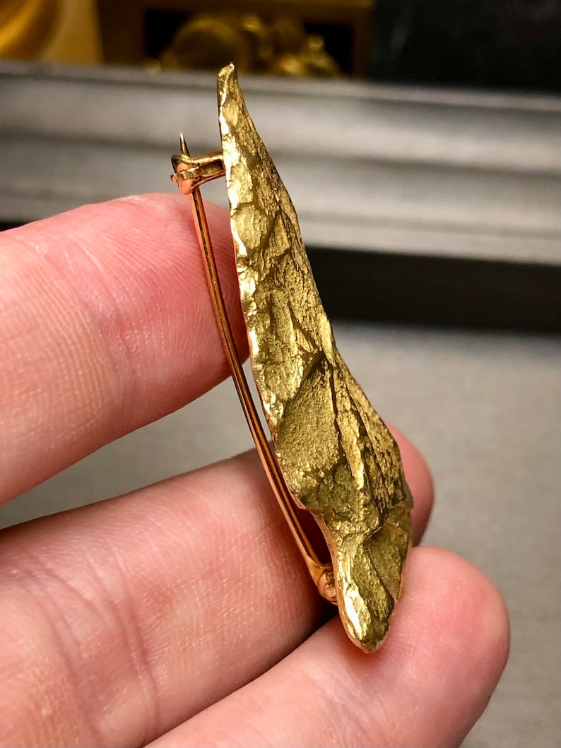 Vintage 18K Yellow Gold MERRIN French Textured Heavy Arrowhead Brooch ...