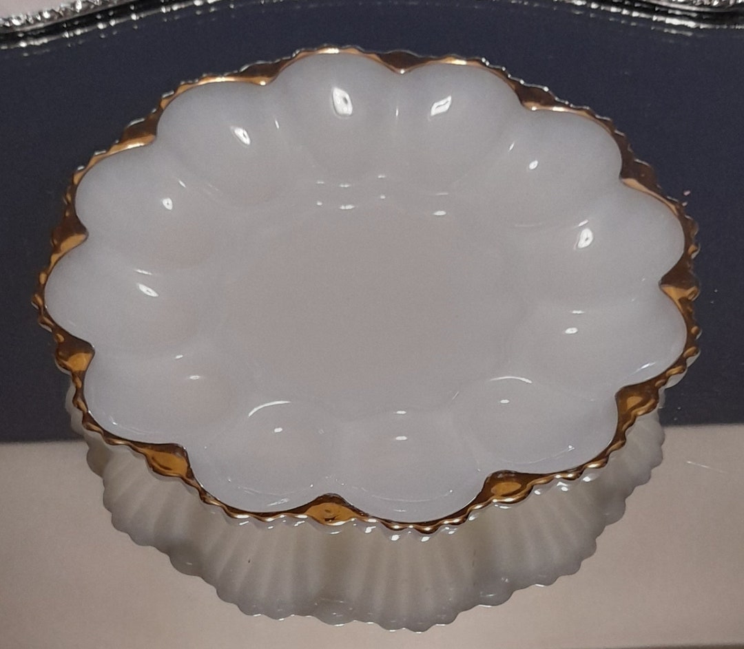 VINTAGE OYSTER PLATE. White Opaline. - Etsy