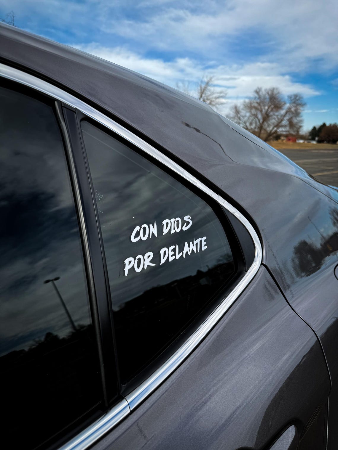 Con Dios Por Delante Vinyl Decal - Car Window Decal - Bumper Sticker - Religious Vinyl Sticker ...