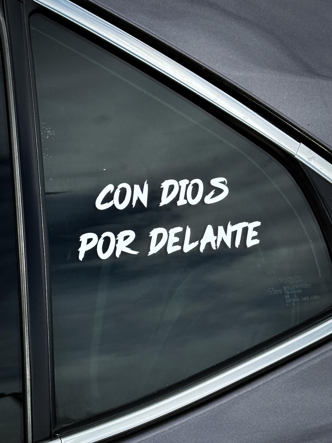 Con Dios Por Delante Vinyl Decal - Car Window Decal - Bumper Sticker - Religious Vinyl Sticker ...