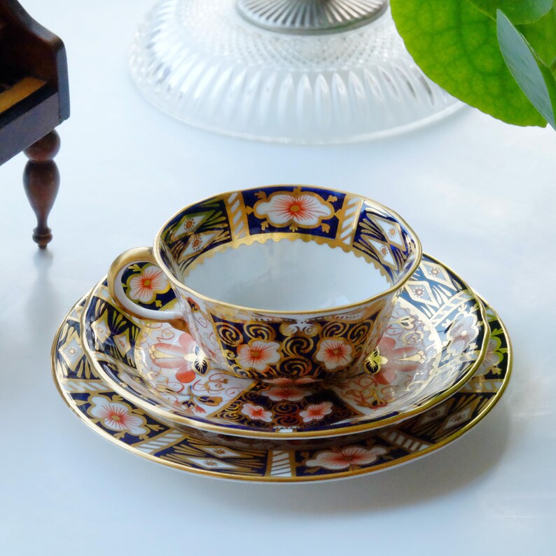Taza, platillo y plato Imari Royal Crown Derby, modelo n.º 2451, c ...