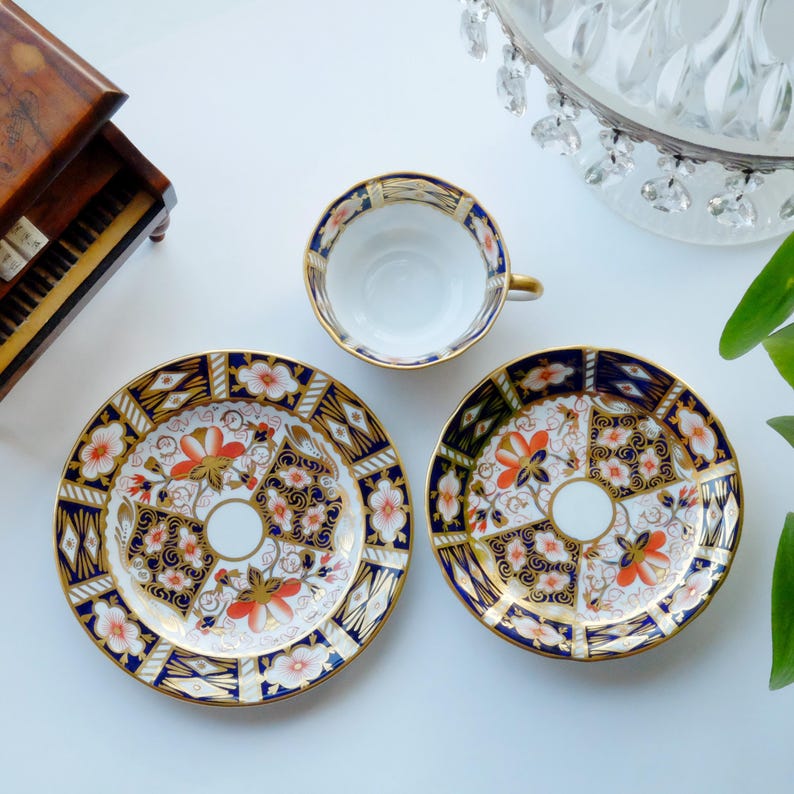 Taza, platillo y plato Imari Royal Crown Derby, modelo n.º 2451, c ...