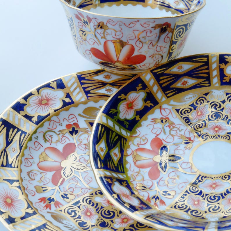 Taza, platillo y plato Imari Royal Crown Derby, modelo n.º 2451, c ...