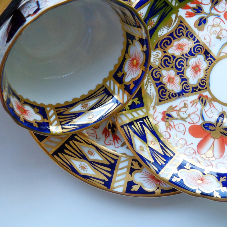 Taza, platillo y plato Imari Royal Crown Derby, modelo n.º 2451, c ...