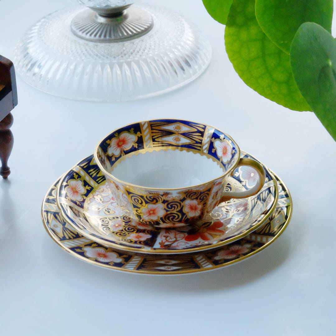 Taza, platillo y plato Imari Royal Crown Derby, modelo n.º 2451, c ...
