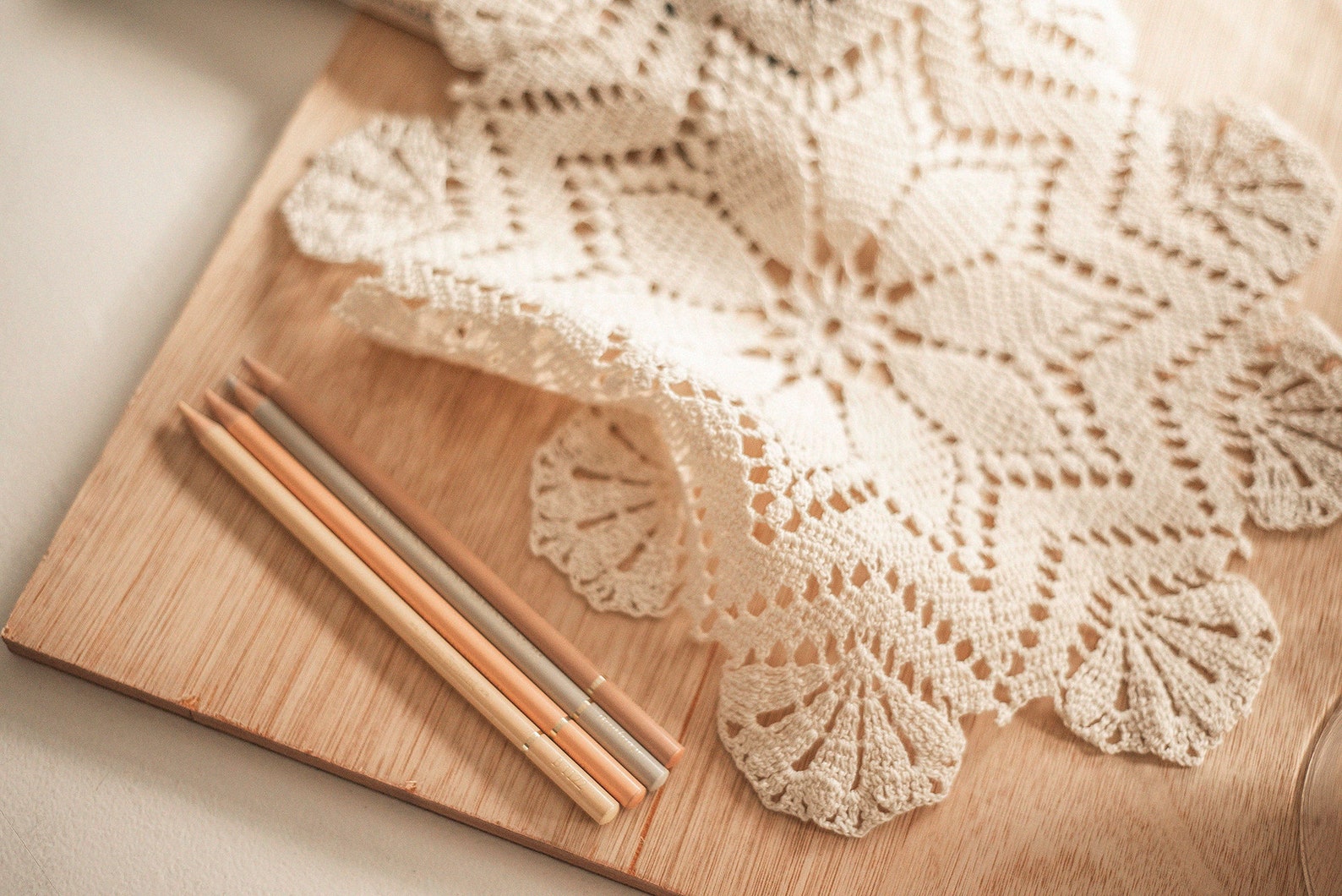 Easy Crochet Table Mat Pattern - Modern Crochet Doily Pattern - Crochet Home Décor Pattern ...