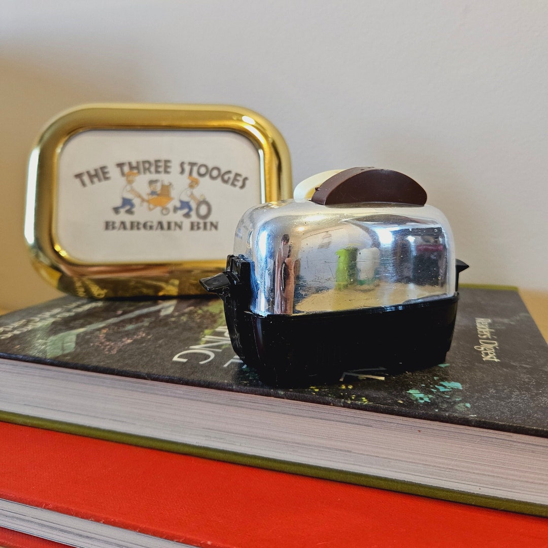 Vintage 1960s Moving Pop-up Toaster Novelty Salt and Pepper Shakers ...