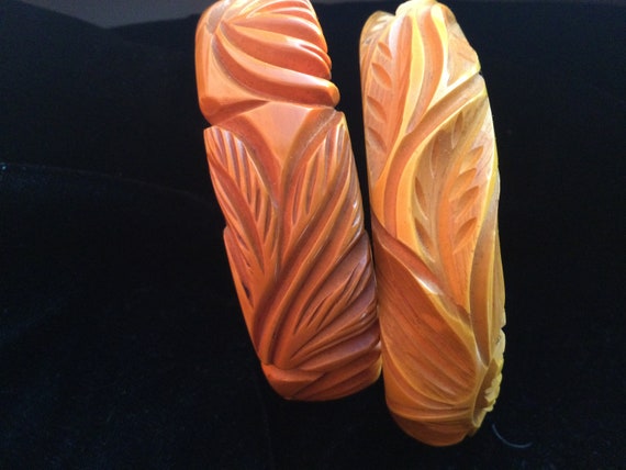 Great Carved Bakelite Bangle - Gem