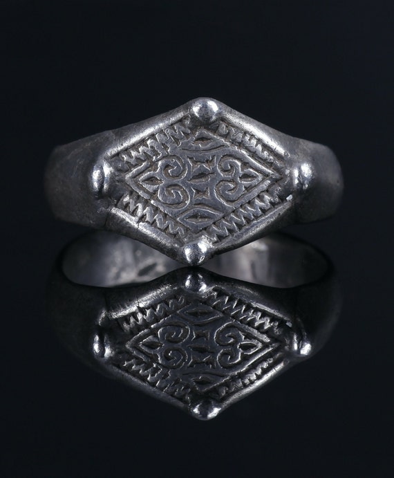 Early Islamic Rhombus-Shaped Ring with Floral Ornamen… - Gem