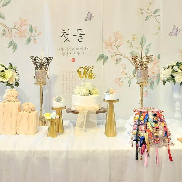 Dohl Decorations Table - Etsy