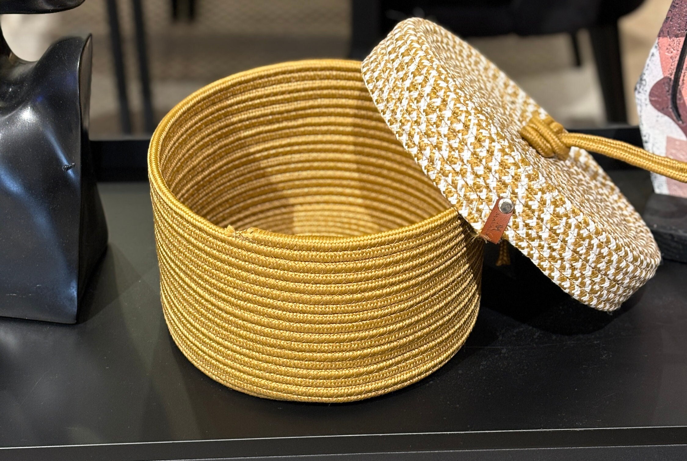 Covered baskets with lids store