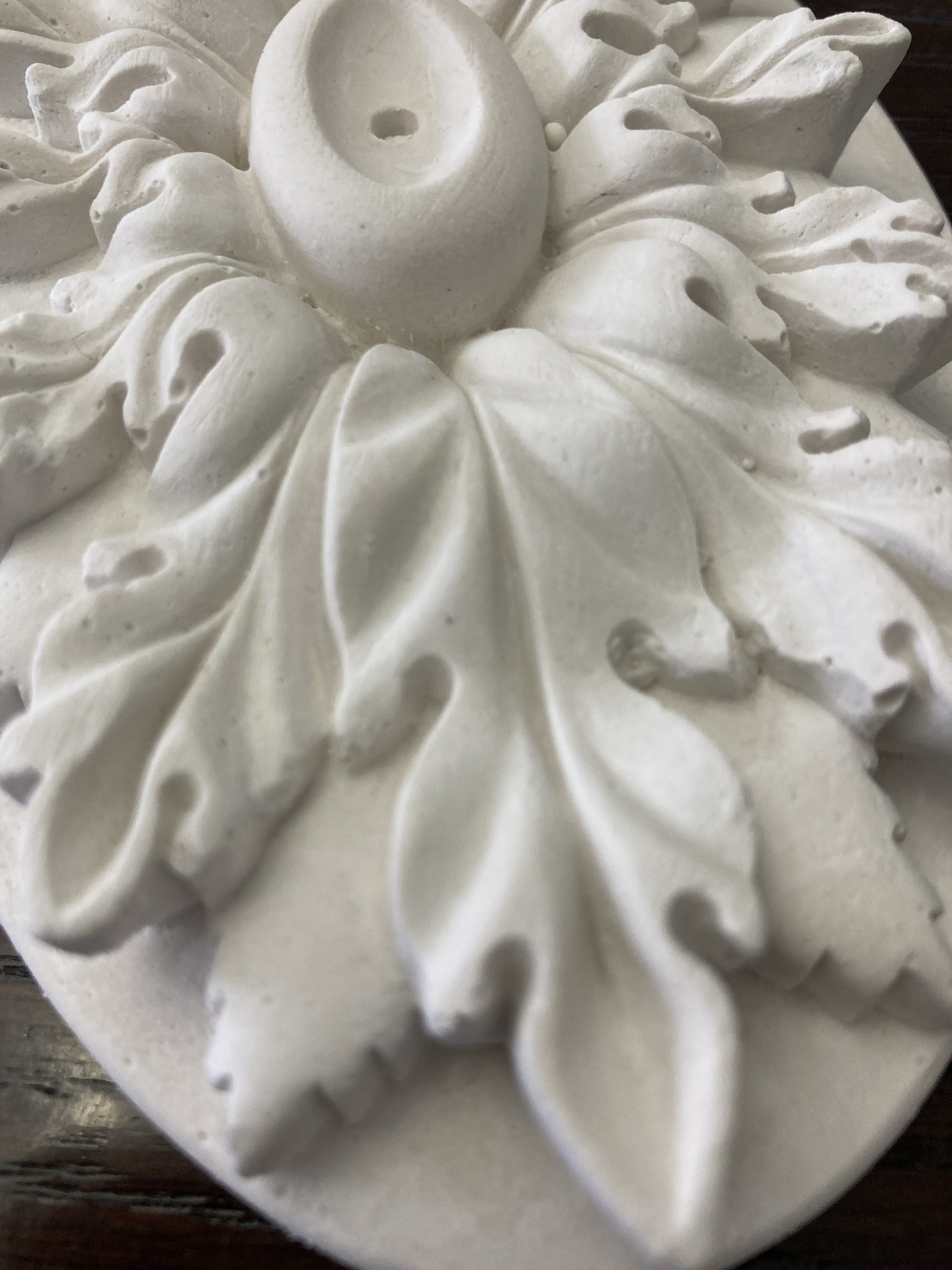 Elégante rosace de plafond ovale en plâtre blanc avec médaillon ...