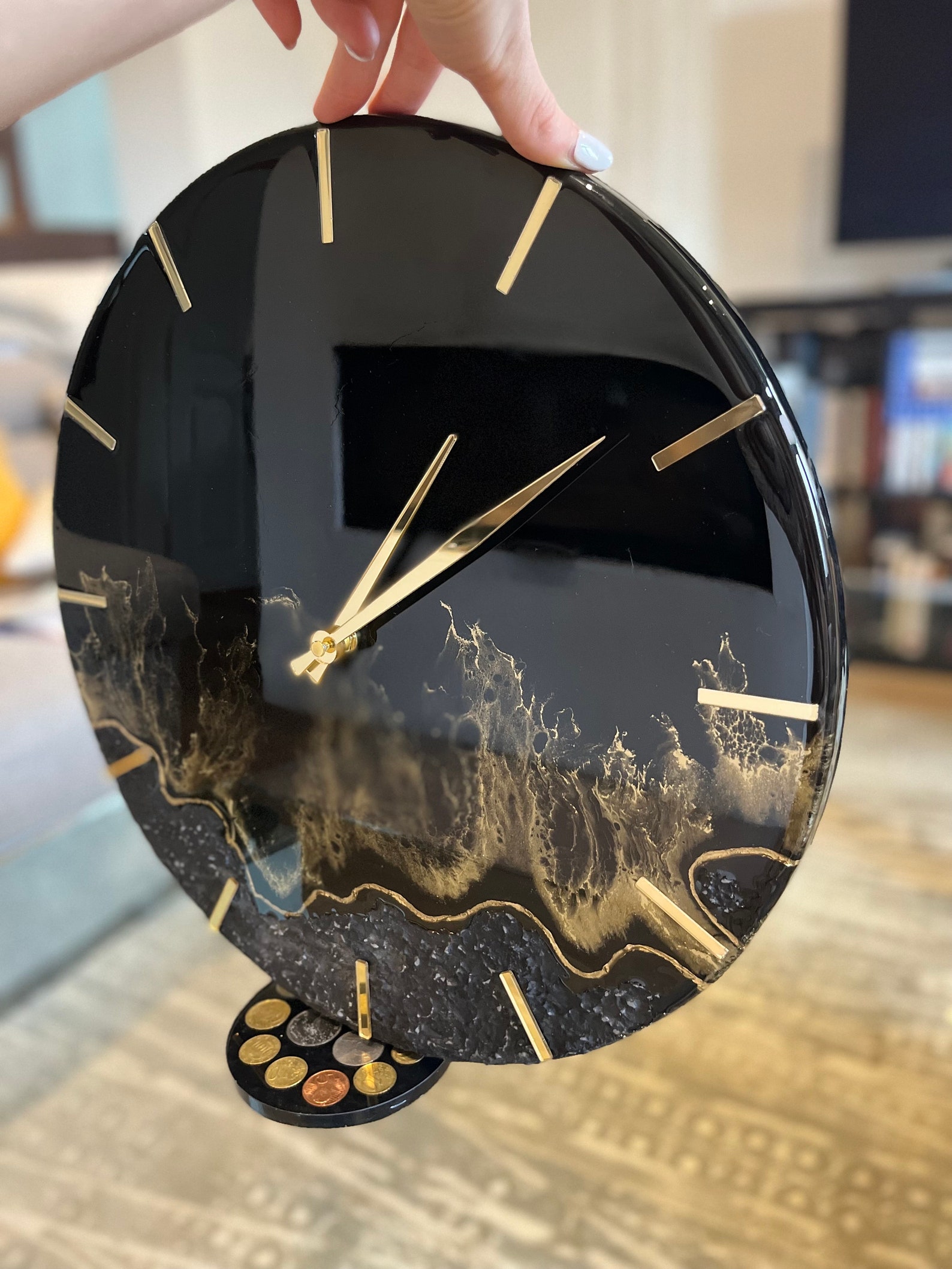 Reloj de pared de resina epoxi. Moderno reloj negro y dorado. Único en ...