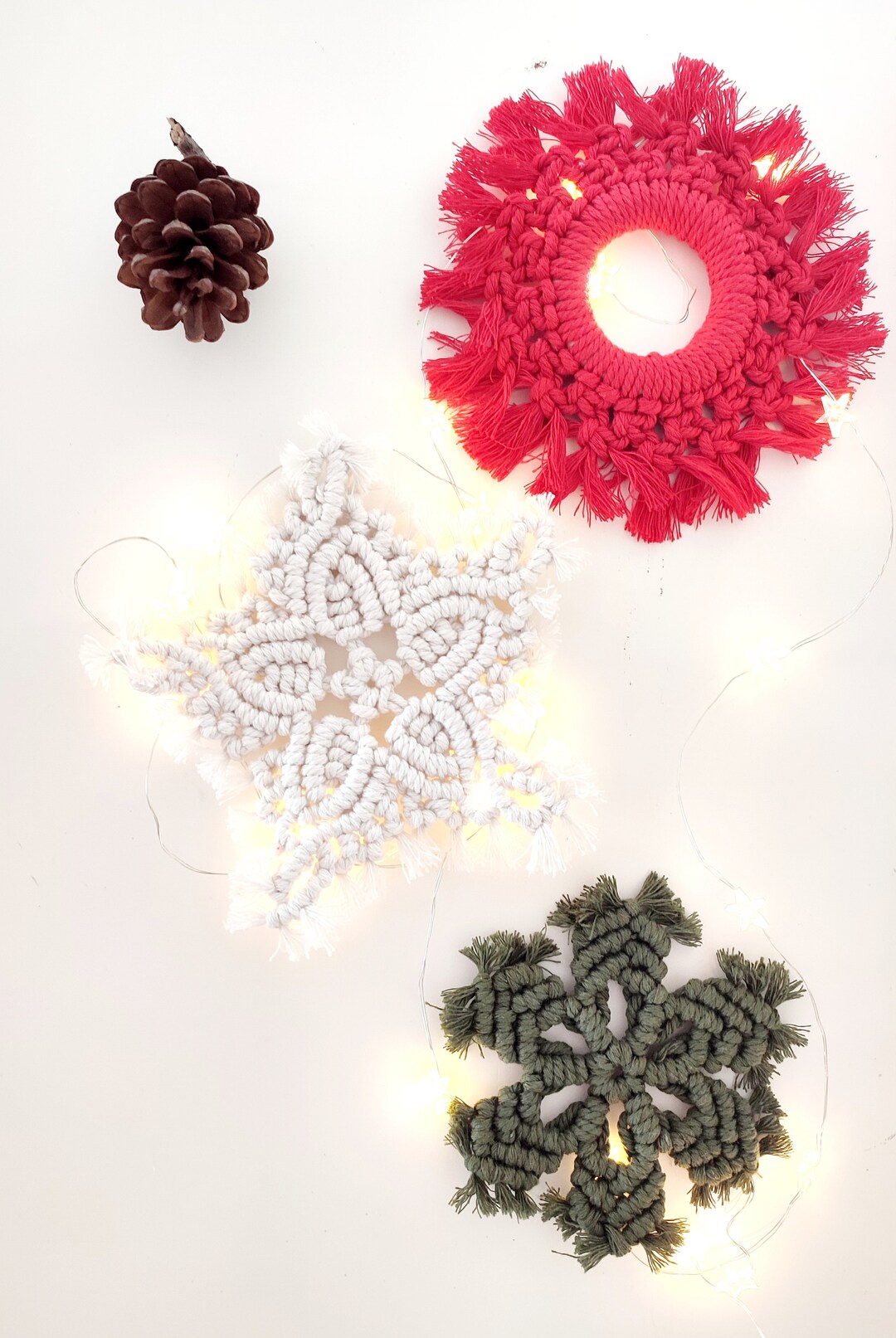 Conjunto de flocos de neve de macramê feitos à mão: enfeite de Natal ...