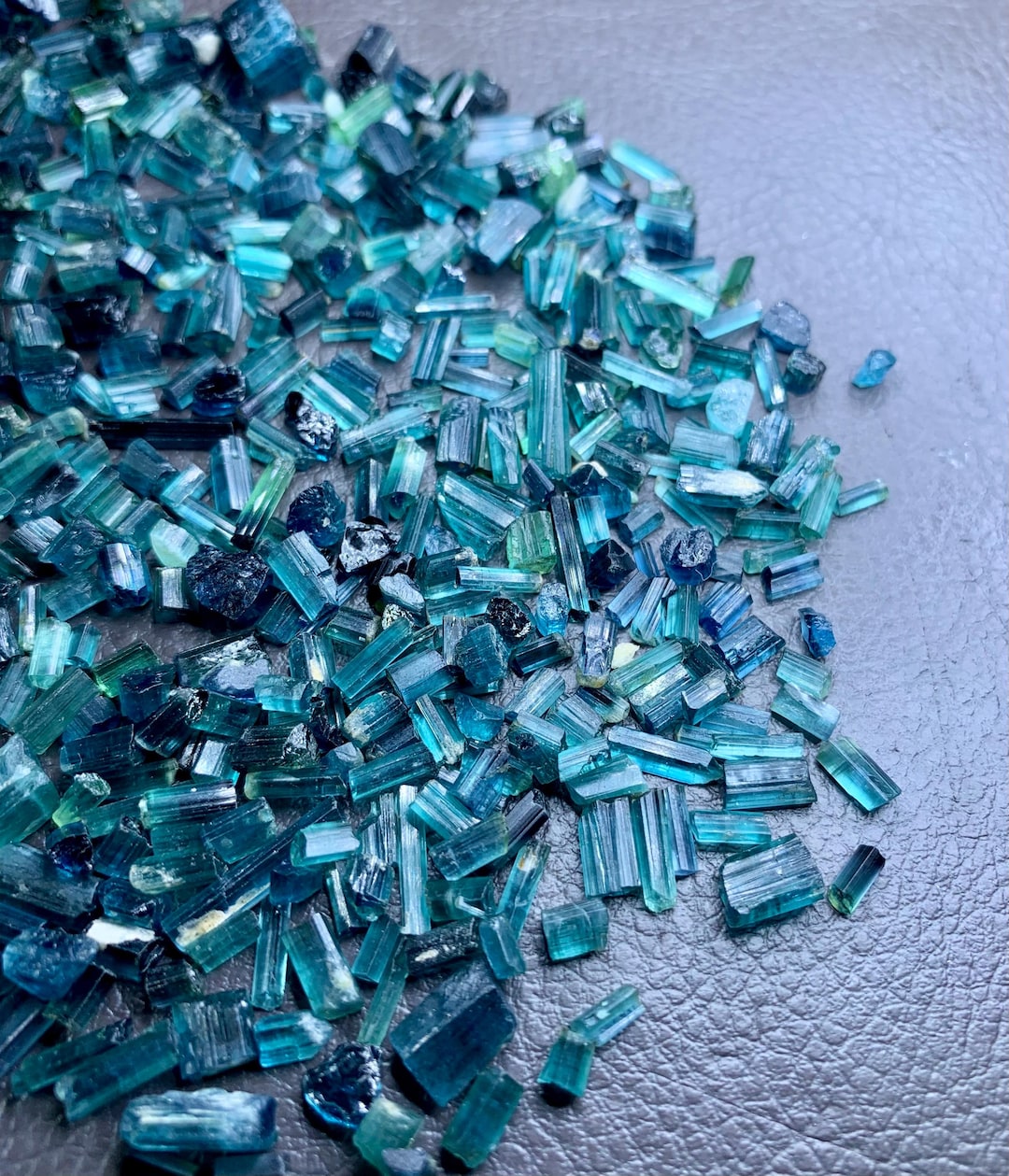 Indigolith Turmalin Kristalle: Roher Blauer Turmalin, Afghanistan ...