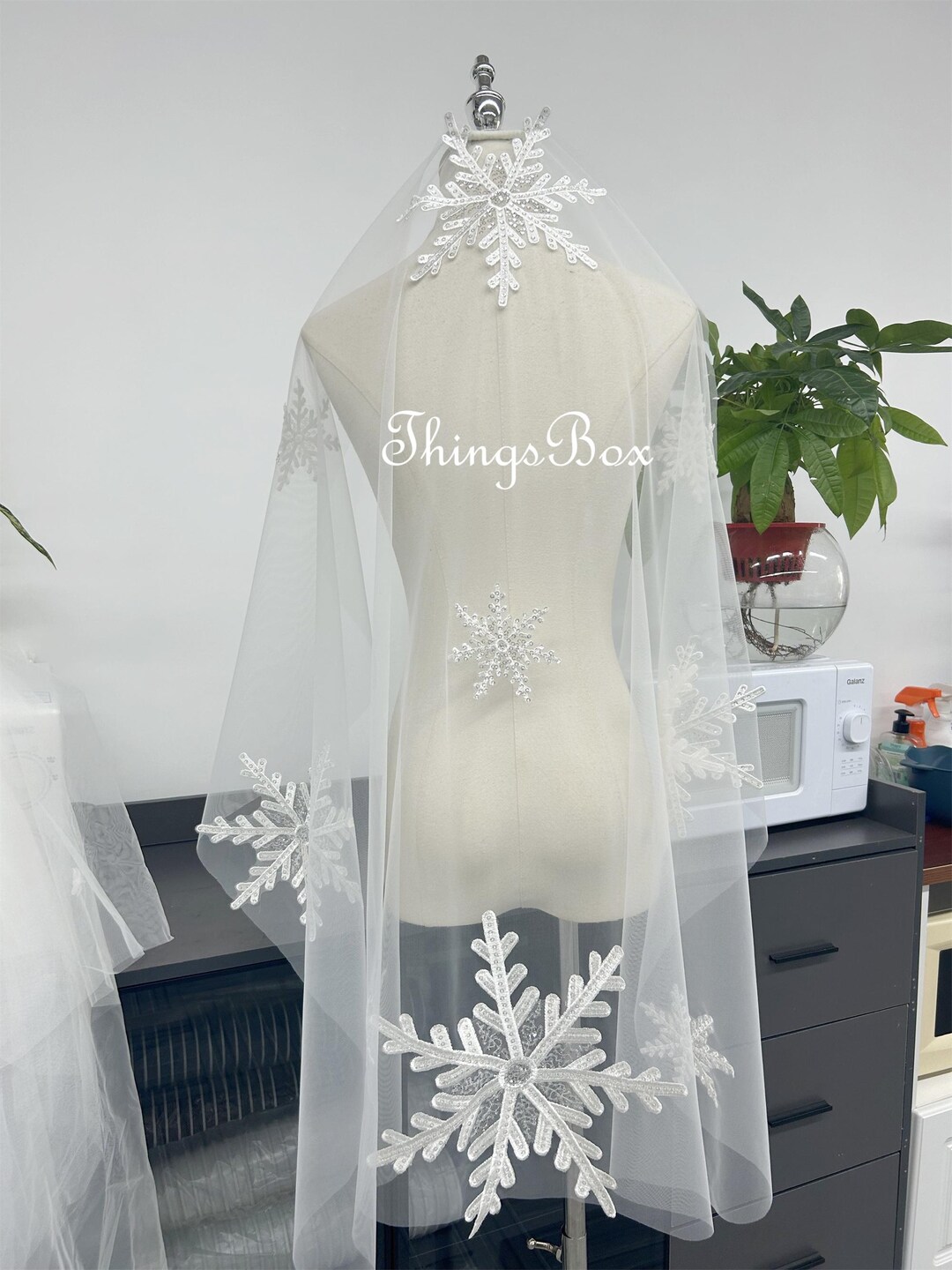 Snowflake Sequined Lace Short Wedding Veil, Fingertip Bridal Veils Comb Veil Snowflake Pattern ...