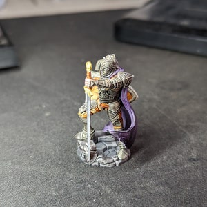 Human Paladin Miniature 32mm Scale Miniature Dungeons and Dragons Model ...