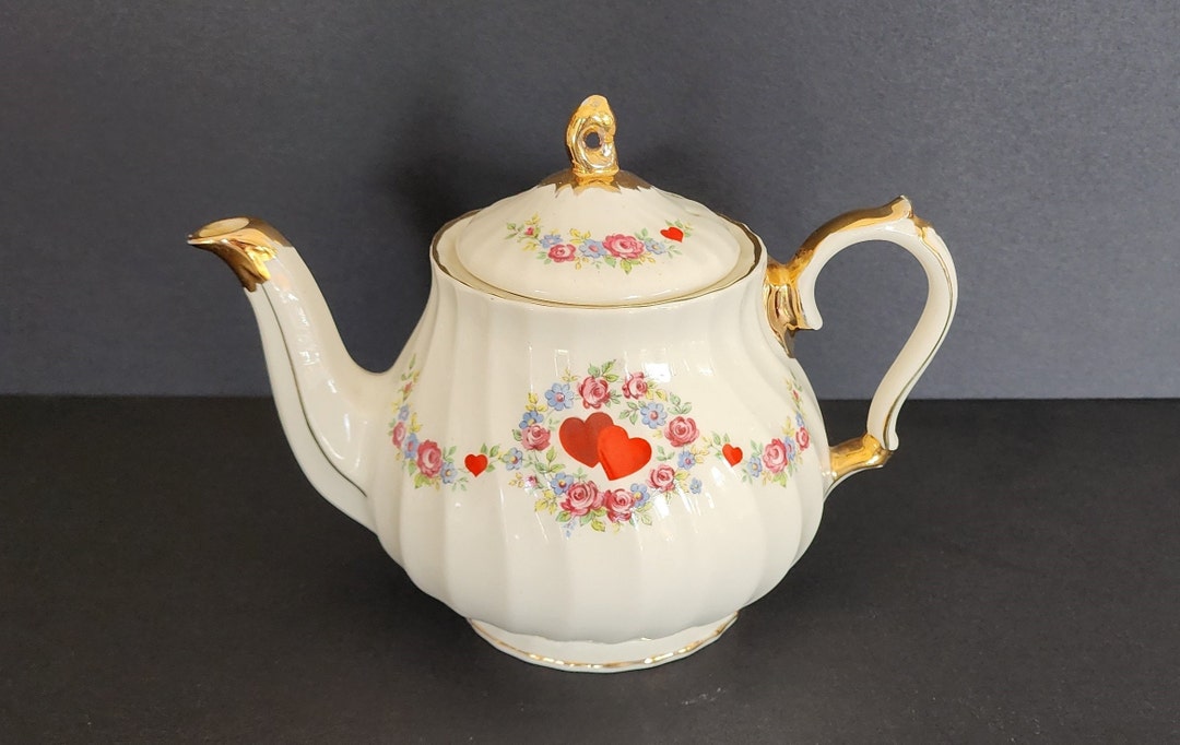 Hearts and Roses Teapot Sadler England 3853 6 3/4 Tall Chip Under Spout ...