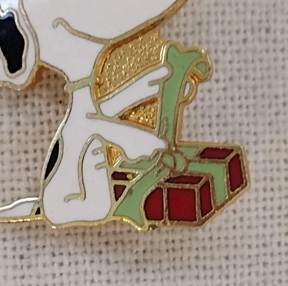 Vintage Aviva Peanuts Snoopy Wrapping Present Lapel o… - Gem