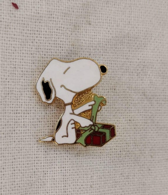 Vintage Aviva Peanuts Snoopy Wrapping Present Lapel o… - Gem