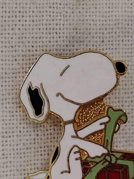 Vintage Aviva Peanuts Snoopy Wrapping Present Lapel o… - Gem