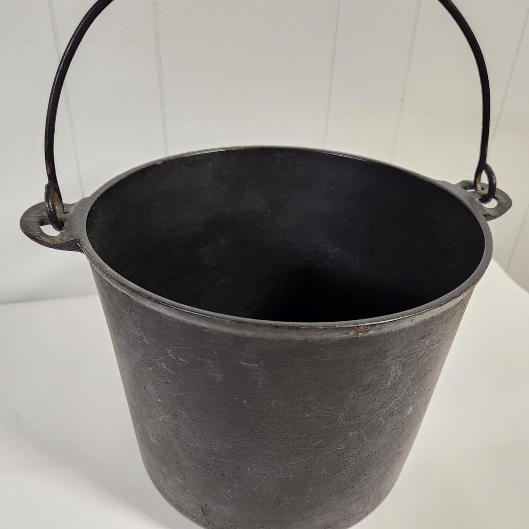 I.A.S. & Co. Cast Iron #8 Four Footed Kettle - Etsy