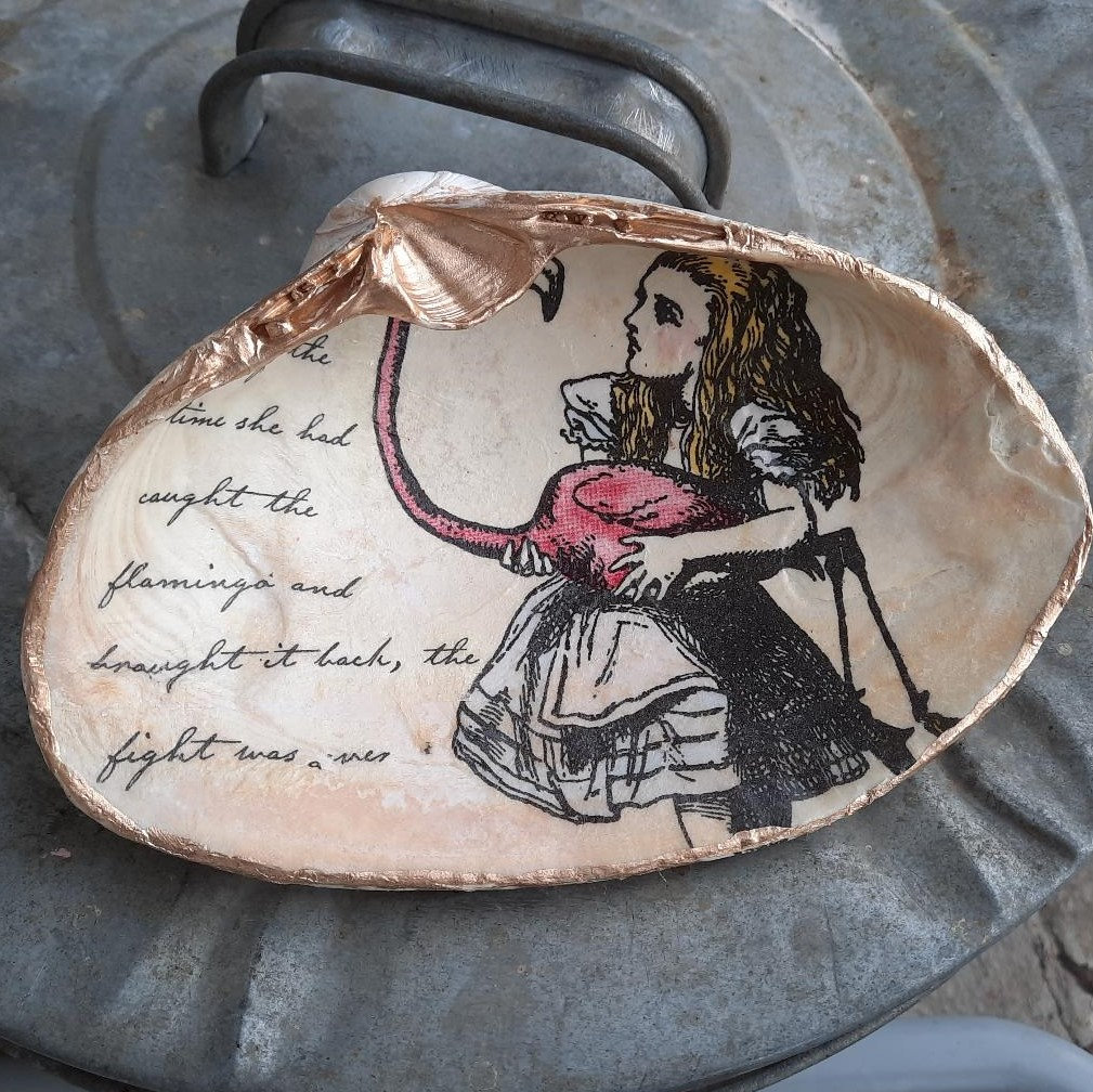 Clam Shell Art Alice in Wonderland Alice Holding Pink Flamingo - Etsy