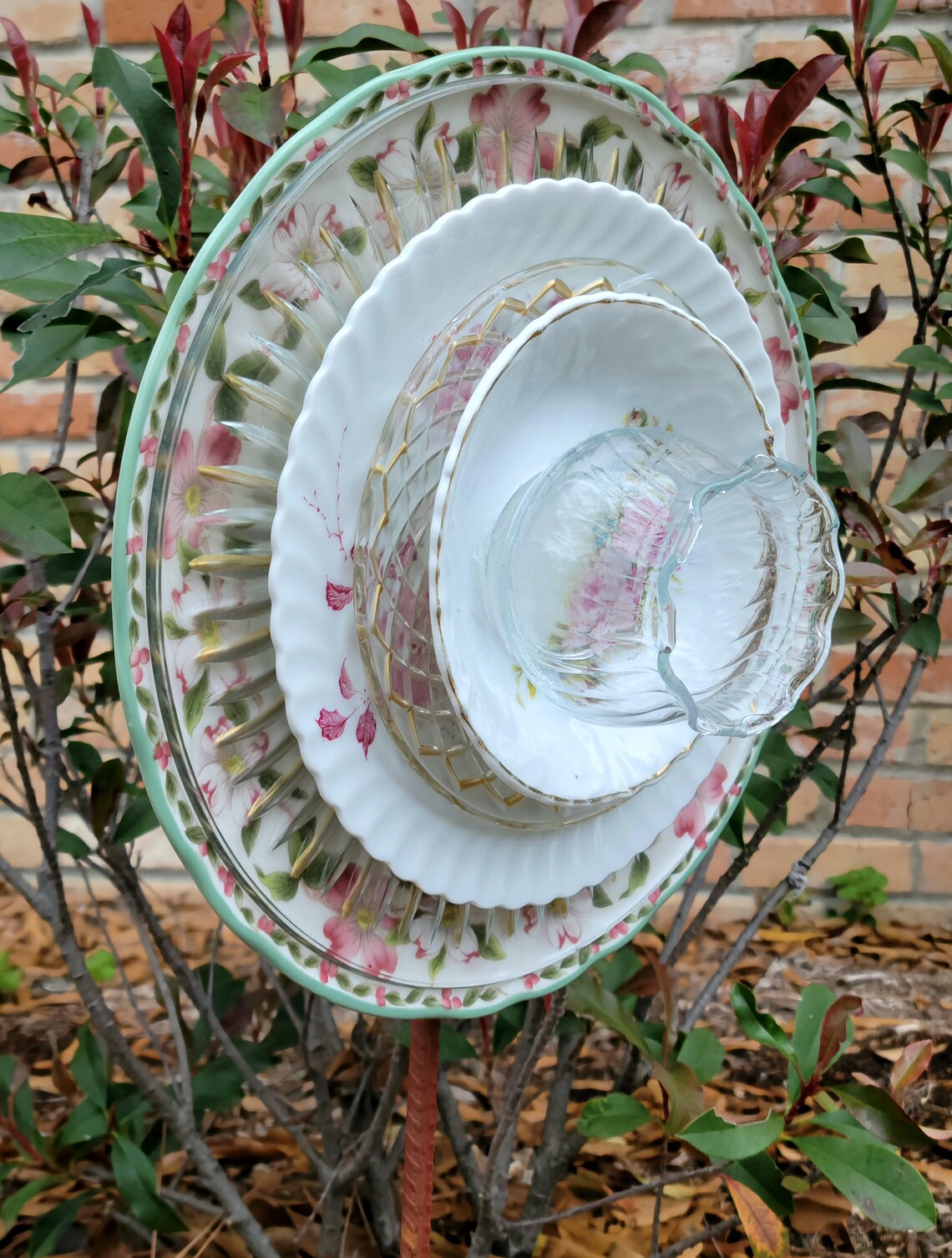 Beautiful Glass Plates Get New Life as a Flower Yard Art to Be Enjoyed ...