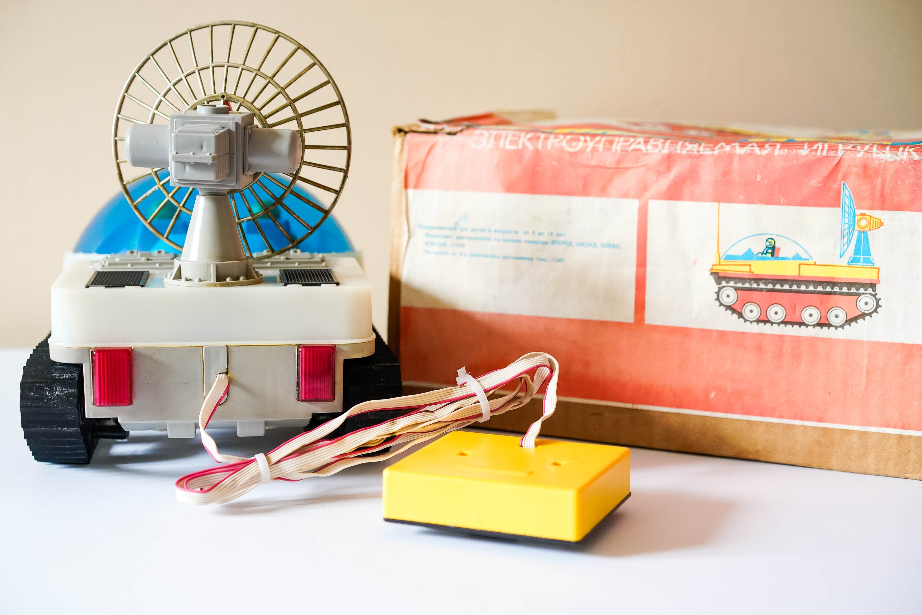 Intercosmos Soviet CCCP Moonrover 80s Remote Control Vintage Space Toy ...