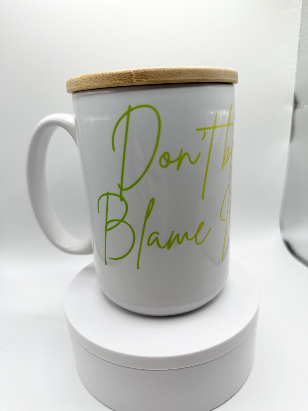 Divertida taza de café de cerámica con tapa de bambú "No me culpes ...