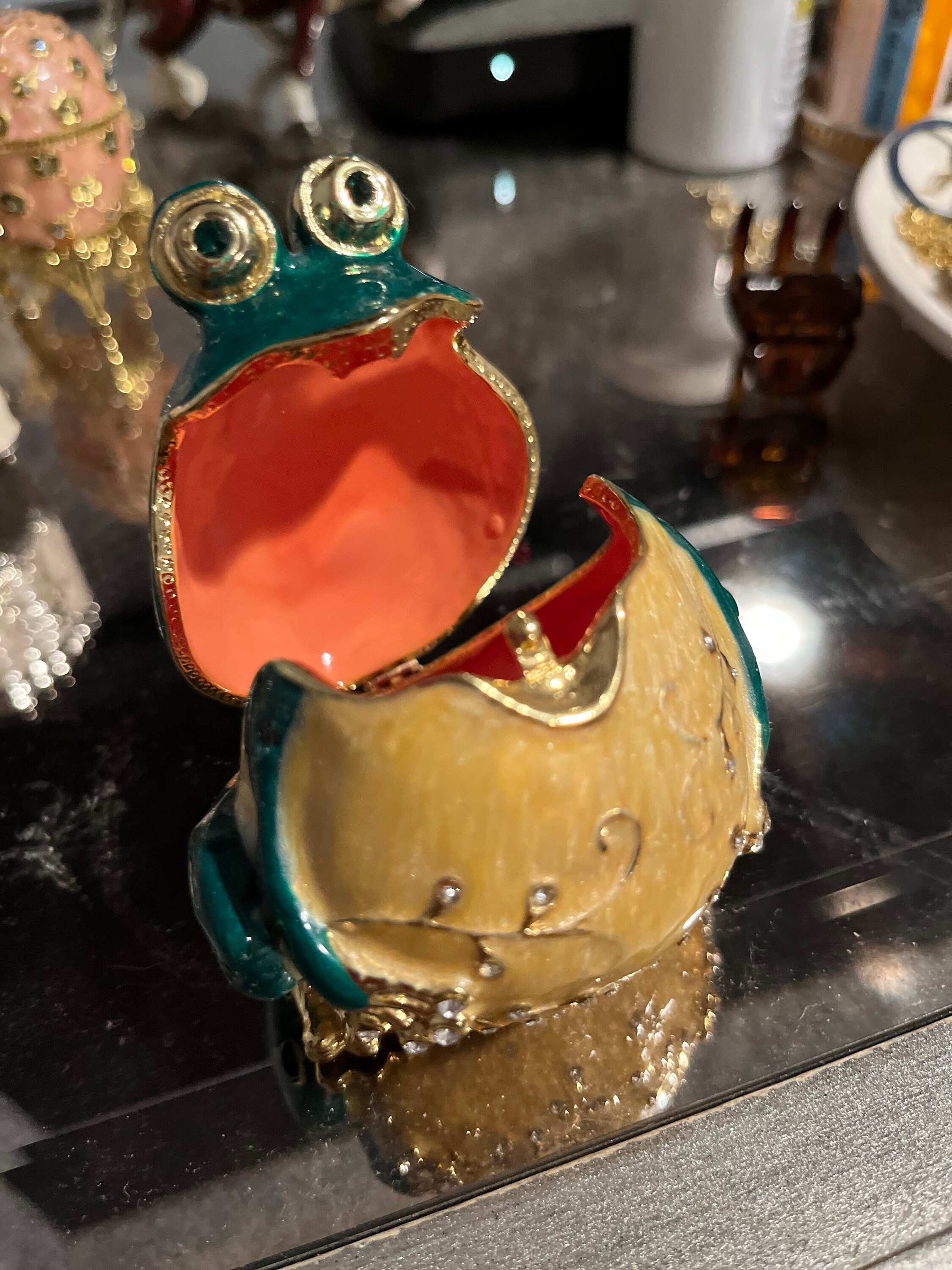 Big Mouth Frog Trinket Box. This is so Cute and Very Detailed. It Opens ...