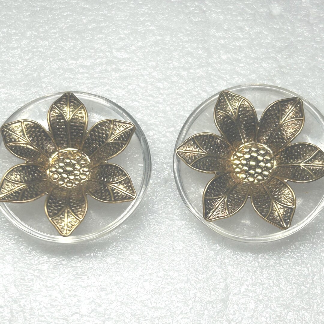 2 Vintage Lucite and Metal Flower Buttons - Etsy