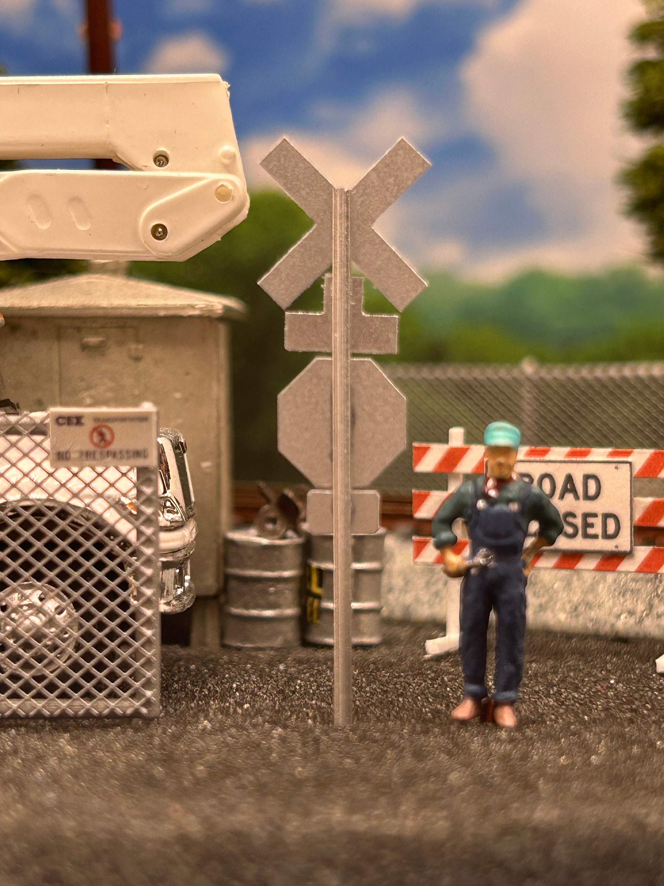 Ho-2400-v3 / 1:87 HO Scale Street Sign Railroad Crossbuck 3 Tracks Red ...