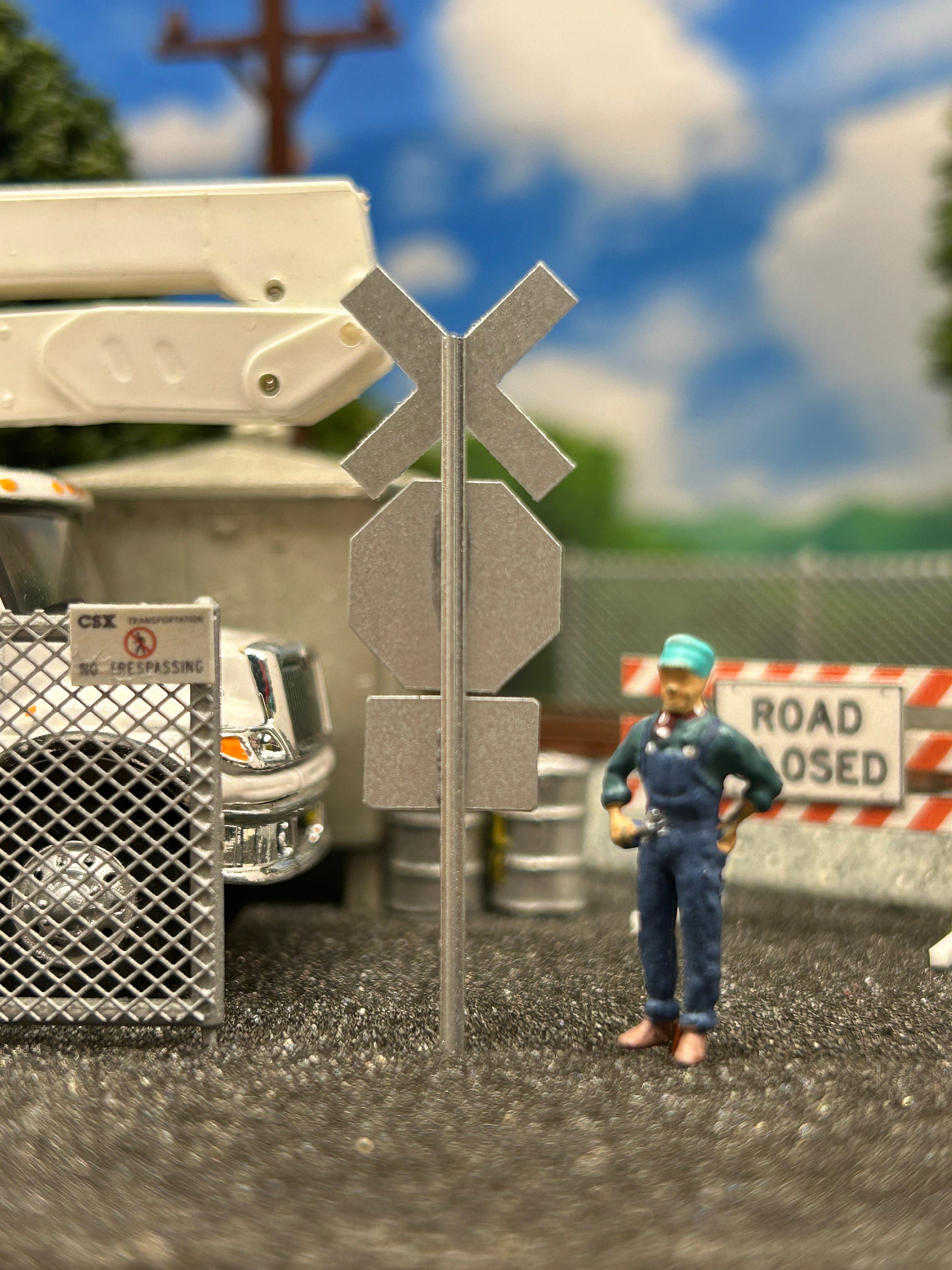 HO-2304 / 1:87 HO Scale Street Sign railroad Crossbuck Red Stop Sign No ...