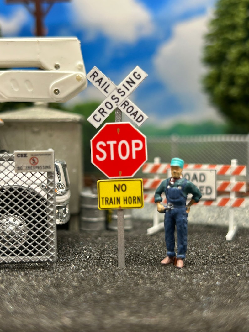 HO-2304 / 1:87 HO Scale Street Sign railroad Crossbuck Red Stop Sign No ...