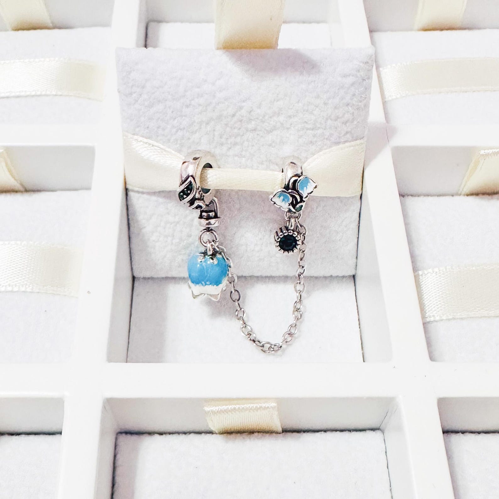 Charm de plata de ley 925 con lirio azul del valle para cadena de ...