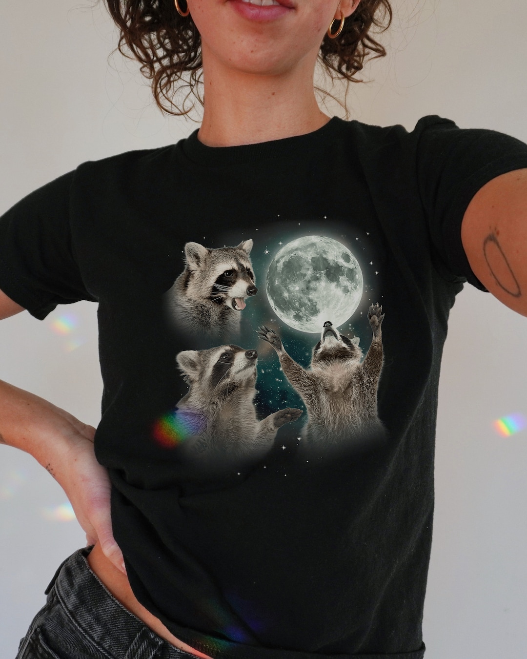 Three Raccoons Howling at the Moon Graphic T-shirts, Retro Raccoon Moon ...
