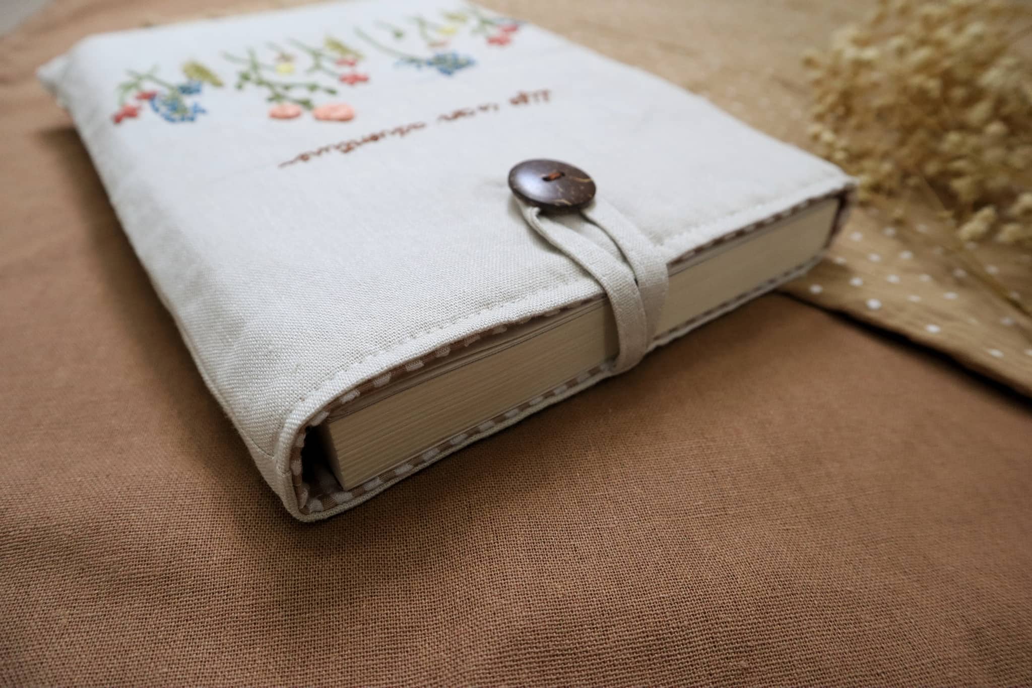 Custom Embroidered Book Sleeve, Daisy Flower Embroidered Book Cover ...