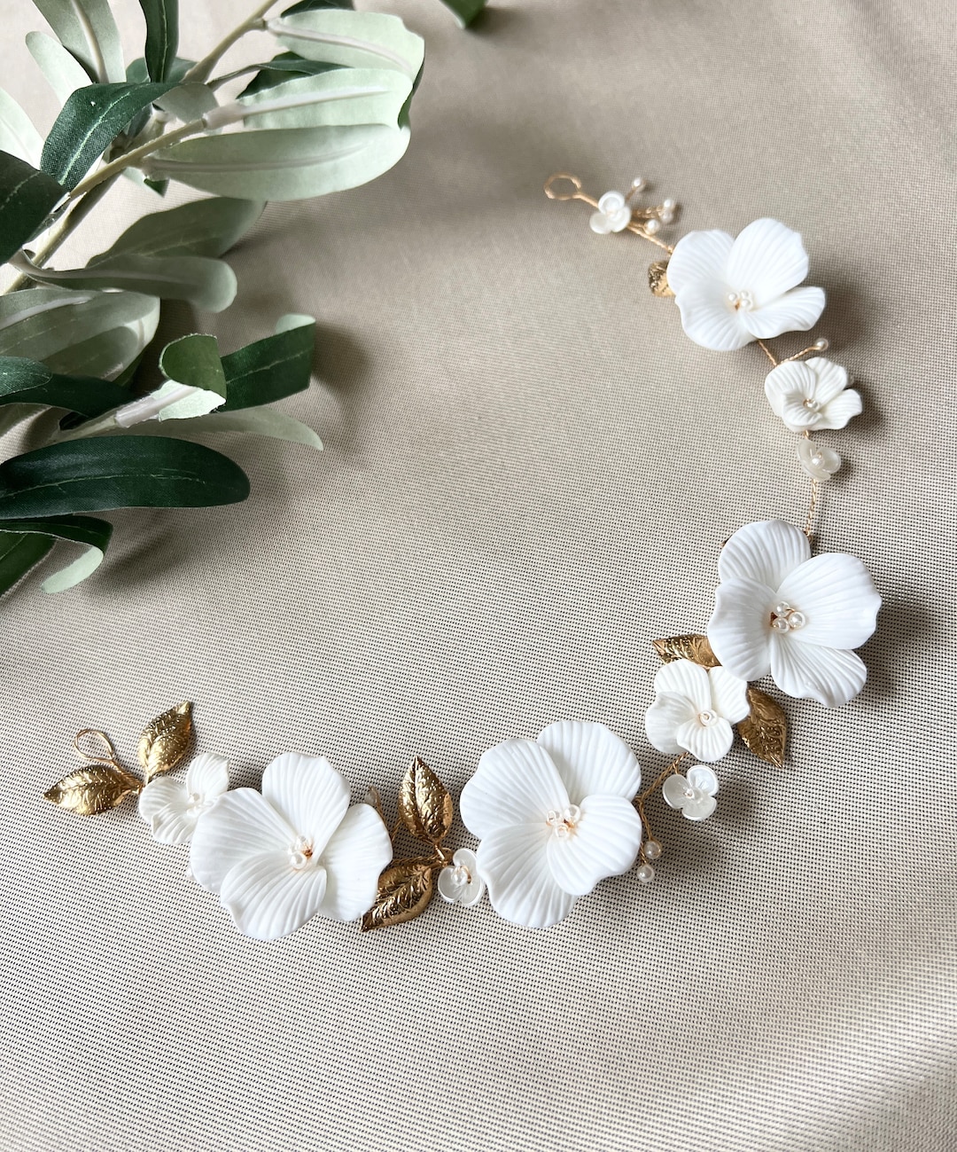 Haarschmuck Gold, weiße Perlen und Blüten, goldene Blätter ...