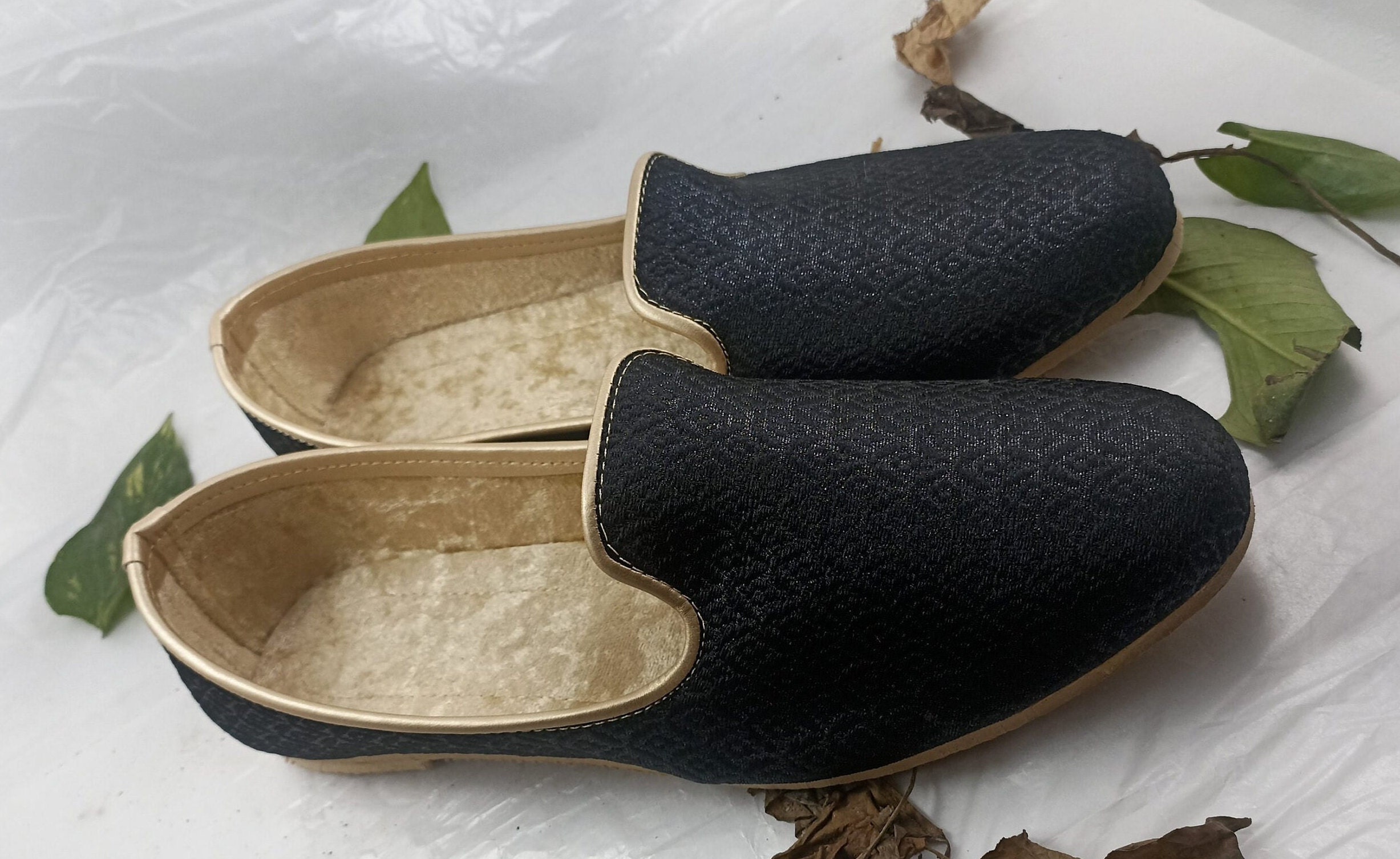 Men’s Black Gold Mojari Shoes | Handmade Indian Jutti for Wedding ...