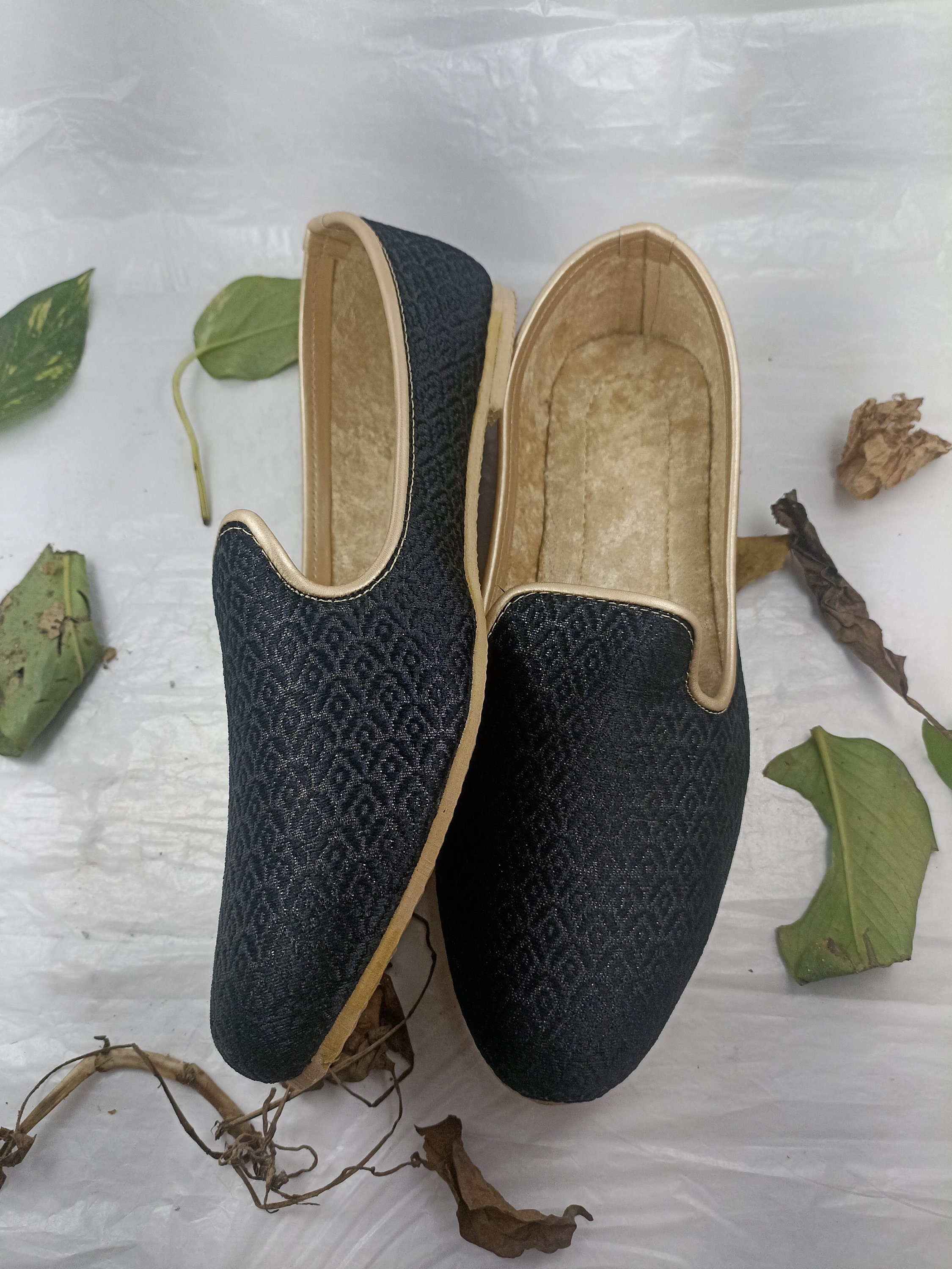 Men’s Black Gold Mojari Shoes | Handmade Indian Jutti for Wedding ...