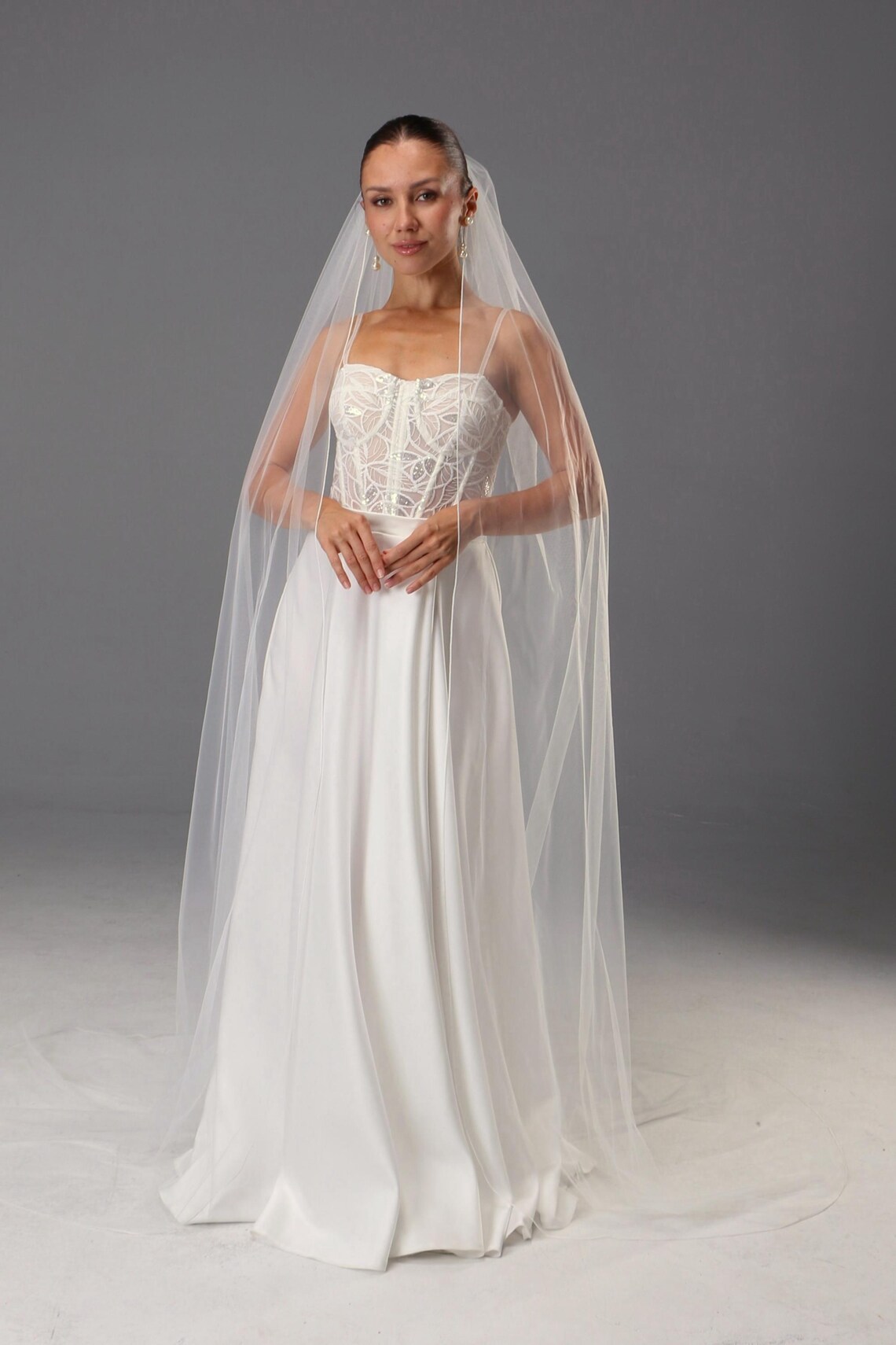 Velo da sposa fatto a mano in avorio chiaro - morbido tulle italiano ...