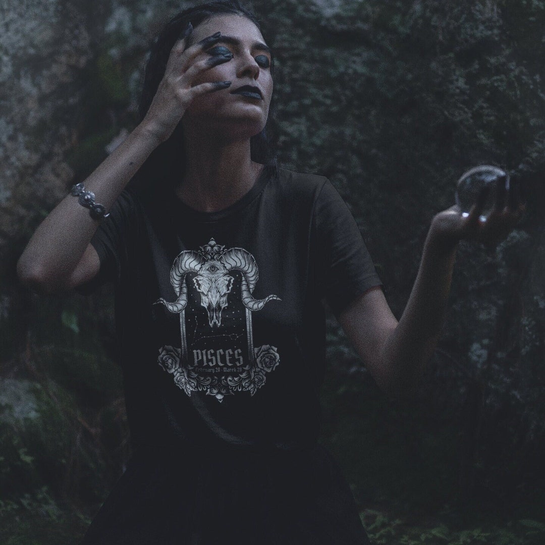 Gothic Zodiac T-shirt Pisces - Pisces Zodiac - Ladies Shirt - Goth T ...