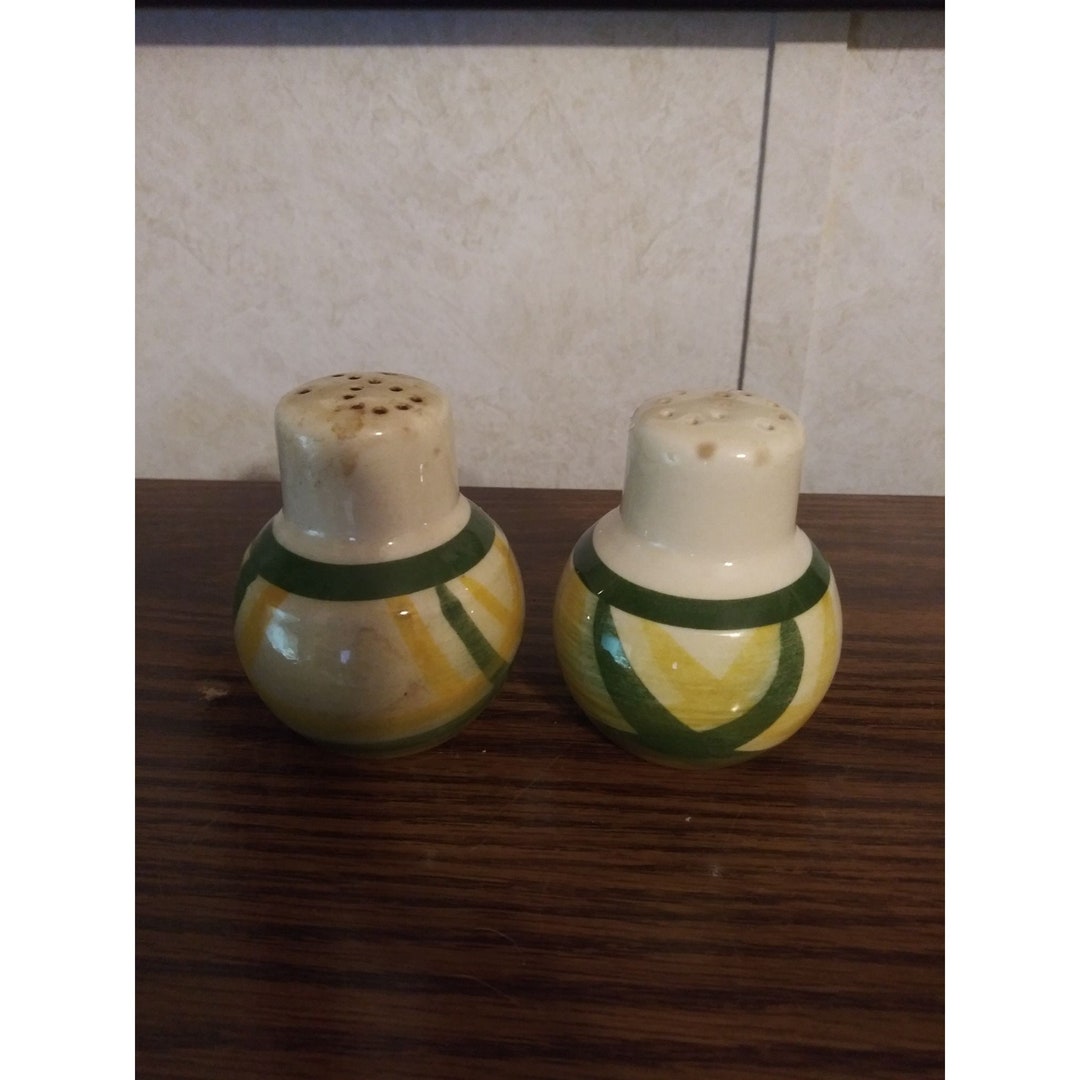 Vernon Kilns Vernonware Plaid Homespun Salt & Pepper Shakers Plaid CA ...