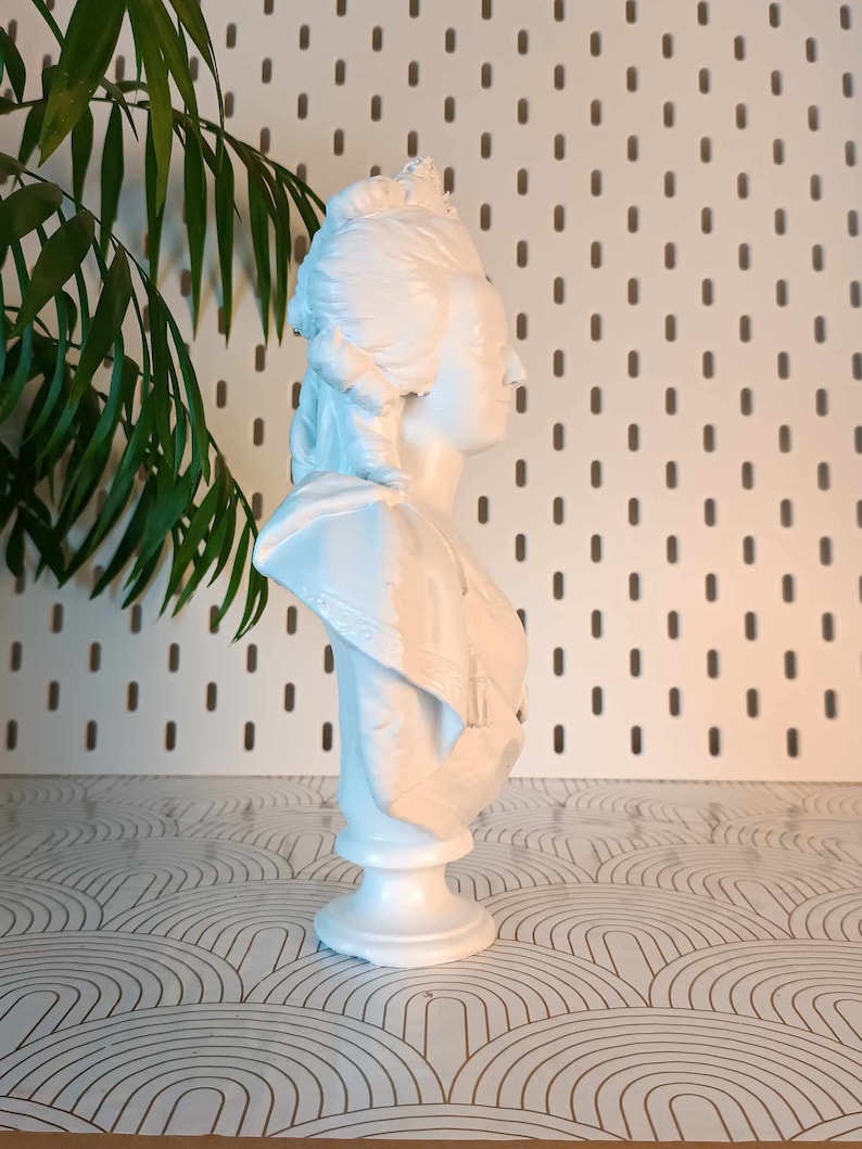 Elegant Marie Antoinette Bust: Royal Décor for Chic Interiors ...