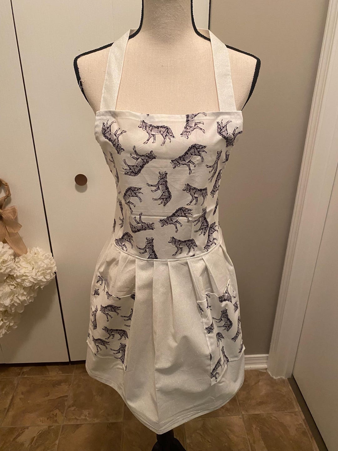 Beautiful Apron Wolf on Glittering White. Sparkle While Cooking or ...