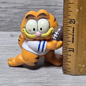 1981 Garfield Cat Playing Football 2.25" PVC Action Figure - Etsy