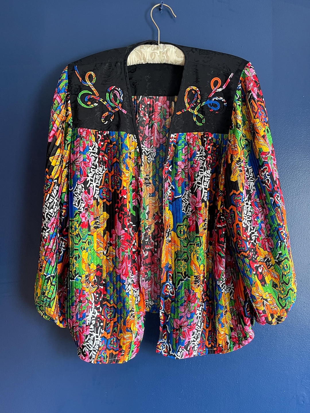 Diane Freis 1980er Jahre Designer Vintage. Plissee, lebendige offene ...