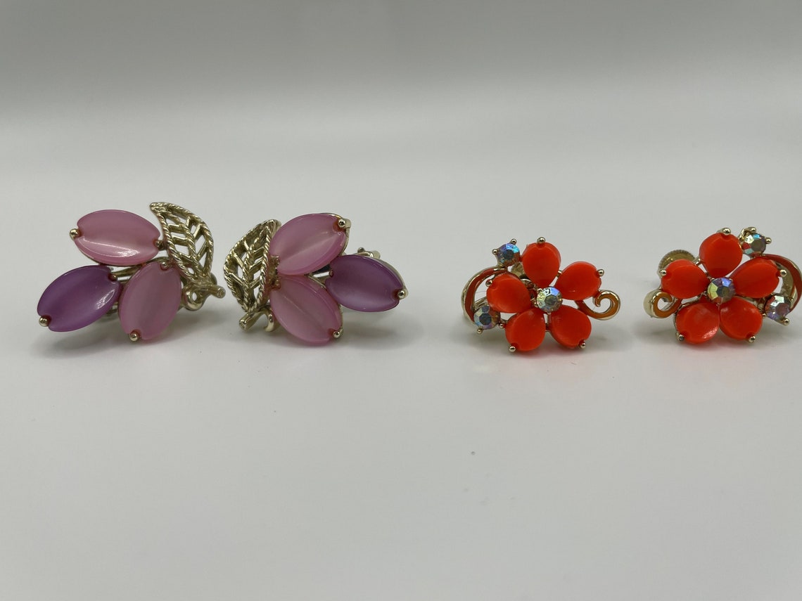 Two Vintage Pairs of Lisner Thermoset Earrings - Etsy